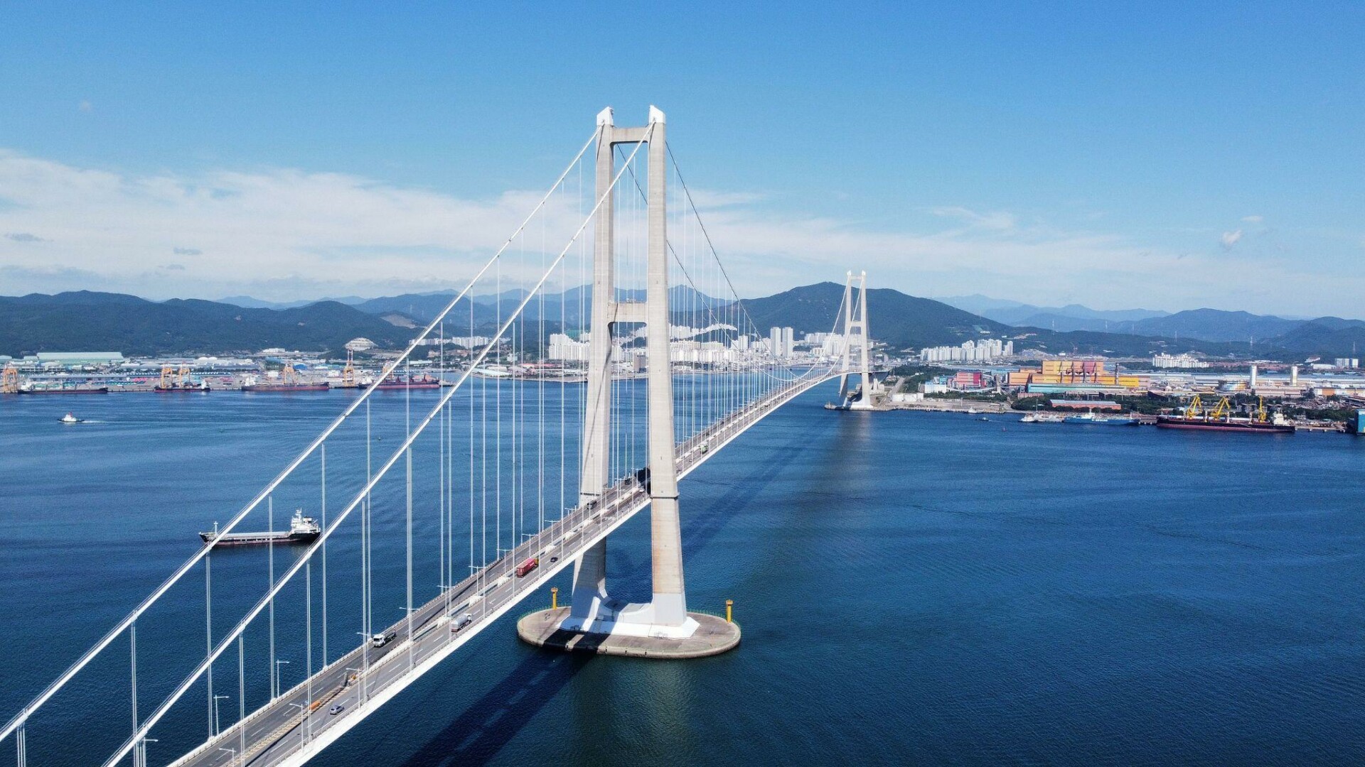 12 Real-Life Examples of Objects That Are 300 Feet Long